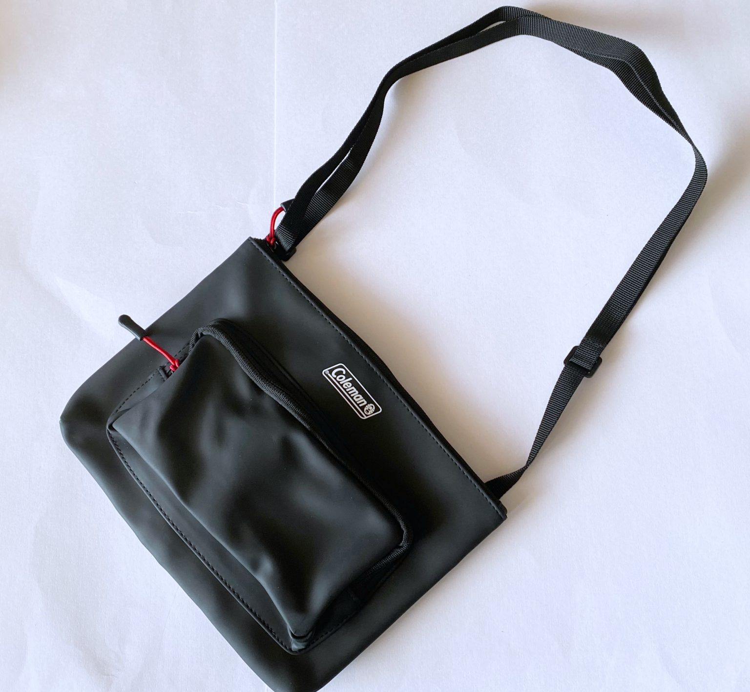 【フラゲレビュー】MonoMax（モノマックス）2024年4月号《特別付録》Coleman[コールマン]5つの便利ポケットを搭載！水に強い！ お出かけショルダーバッグ | 付録ライフ